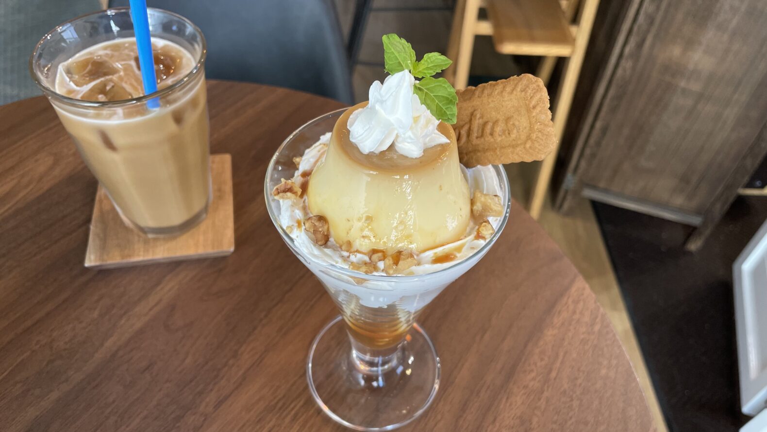 KHAKI CAFEの ビスケット＆クリームのプリンアラモードパフェ【鶴舞・上前津】 - おいでよ名古屋の食べ歩きログ